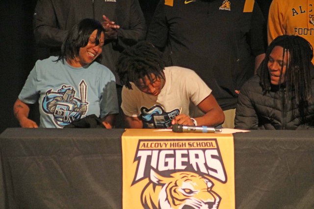 Navin Thomas signs to play college football for Georgia Knights - The ...