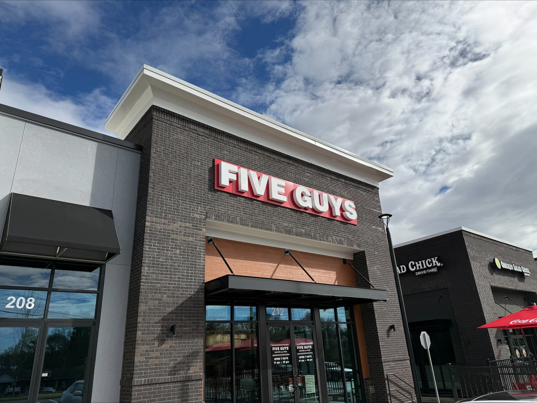 ‘BURGERS AND FRIES:’ Five Guys makes its Covington debut in Jackson ...